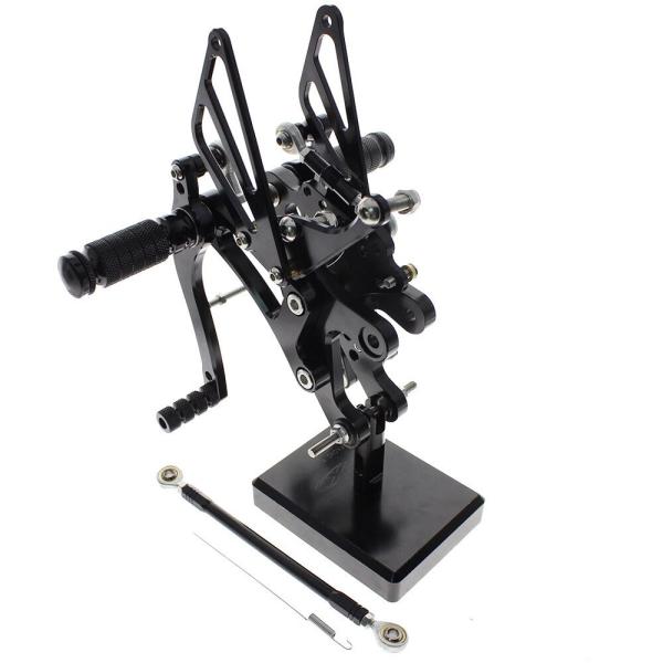 商品名： アジャスタブルバックステップメーカー： FXCNC適合：YZF-R1 2004-2006画像７枚目はカラーサンプルです材質： 6061アルミニウムネジロックを使用して脱落防止対策をする事をお勧め致します。発送：メーカー直送※ブラッ...