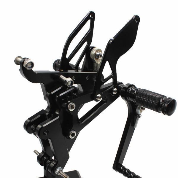 商品名： アジャスタブルバックステップメーカー： FXCNC適合：YZF-R6 2003-2005画像8枚目はカラーサンプルです材質： 6061アルミニウムネジロックを使用して脱落防止対策をする事をお勧め致します。発送：メーカー直送※ブラッ...