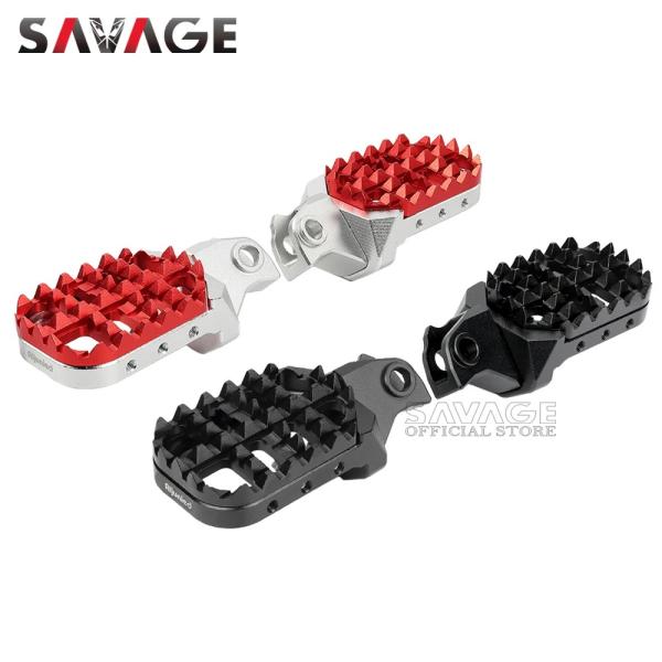 商品名： フットペグメーカー： SAVAGE適合：KOVE 450 Rally材質：6061 T6 アルミニウム在庫場所：海外倉庫純正のステップ幅52.5mmに対して64mmの幅広ステップでハードなオフロード走行でも足元を安定させます。Al...