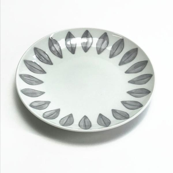 北欧のブランドにありそうなこのデイジーシリーズは、長崎県の波佐見焼の窯元である西山のオリジナルです。和洋どちらにも合いそうな日本の食卓にぴったりな一品です。職人による手書きで描かれていますので、柄の濃淡に個体差がございます。デイジーシリーズ...