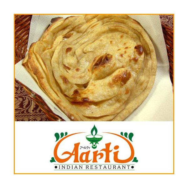 パラタとは、インドやアラブ地方発祥のパンで、古くから愛されている伝統料理の一つです。小麦粉でつくったチャパティの生地をのばし、何層にも折り重ね、うすく伸ばして焼いた食べ物。インドレストラン「神戸アールティー」の厨房でインド人コックさんが手作...