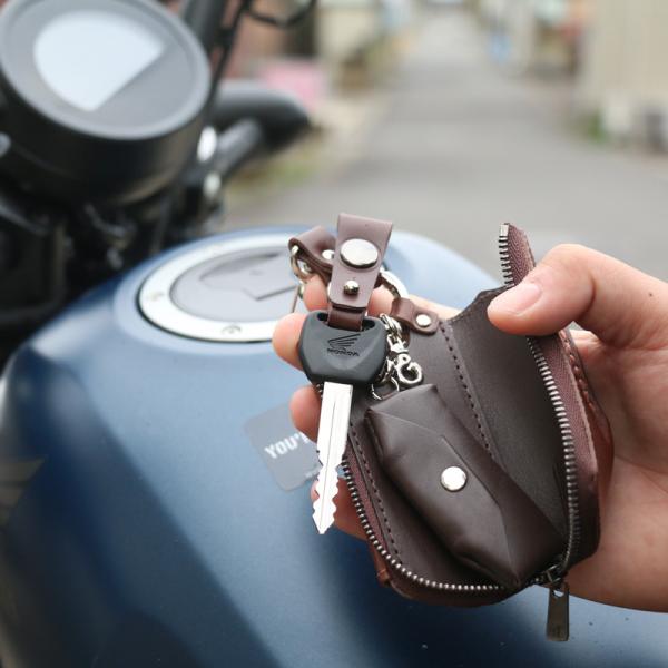 革工房アバッリ ABALLI《ビートルシリーズ》バイカーズ オプションバイクなどのように、キーを簡単に取り外し、取り付け出来なければならないキー用に、【バイカーズオプション】を作りました。キーケースの一番上のパーツが通常仕様と交換になります。