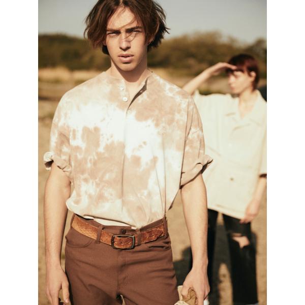 素材はオーガニックコットン100%のビッグシルエットのヘンリーネックTシャツ。「STAND BY ME」のカラーイメージのブラウン（砂漠や線路）そこから得たインスピレーションから1枚1枚タイダイに仕上げています。トーン違いの同色を重ねて染め...