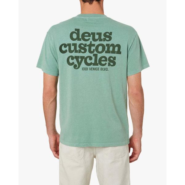 ボックスシルエットのプリントTシャツ。コットン100%素材。フロントとバックにDEUSオリジナルロゴアートプリント。ガーメントダイ、ストーンウォッシュ加工。ELMERS COUNTRY CLUBコレクション。MENS(S) 肩幅　45cm　...