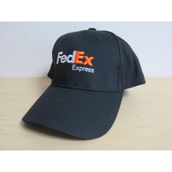 アメリカの国際貨物運送会社「[FedEx Express」のキャップ。お馴染みの白とオレンジのロゴマークがフロントに刺繍入りです。バックはマジックテープでサイズ調整可能。Fedex.comのプリント入り。被りはアメリカらしく浅めです。サイズ...