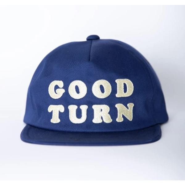 【インパクトありな刺繍GOOD TURN!】GOODなTURNで毎日を。細やかな刺繍をフロントに施したインパクトありなキャップです。通気性にも富み軽く使いやすいコットン100％サイズも調整はバックのストラップでメンズもレディースも大人も子供...