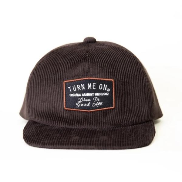 【ワッペン際立つコーデュロイ素材！】普通のCAPじゃなくちょっと一癖あるモノを。オリジナルは当たり前。秋冬素材のコーデュロイ使い込むほどに馴染みます。シンプルなワッペンのみ！キャップ後ろ側に装備されたレザーストラップにてサイズを調整できます...