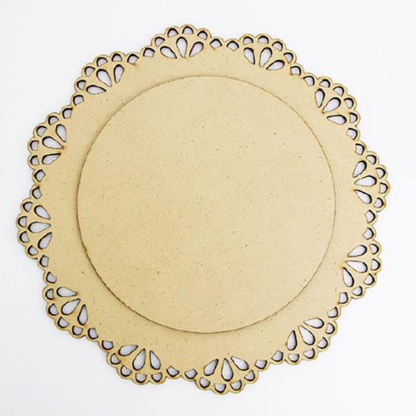 商品名： ABCクラフトオリジナルレースウッド15品　番： aw-15サイズ： 外板直径約22ｃｍ×厚み0.3ｃｍ 中板直径約15ｃｍ×厚み0.3ｃｍ詳　細： レーザーカットの為、白木に黒いこげがつく場合がございます。