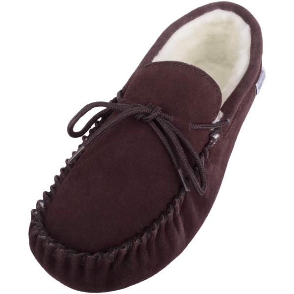 商品名: SNUGRUGS メンズ スエードシープスキン モカシン スリッパ ソフトソール付き US サイズ: 24 カラー: ブラウン SNUGRUGS Men's Alfie Wool Lined Suede Sole Moccasin...