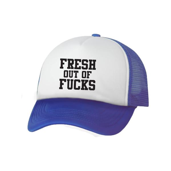 商品名: Fresh Out of Fucks Truckersメッシュスナップバック帽子 カラー: ホワイト Fresh Out of Fucks Truckers Mesh snapback hat in White/Royal - O...