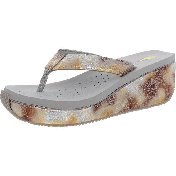 商品名: VOLATILE レディース フラパチーノ ビーチサンダル ウェッジ, 天然メタリックスネーク, 9 VOLATILE Women's Frappachino Flip Flop Sandal Wedge, Natural Met...