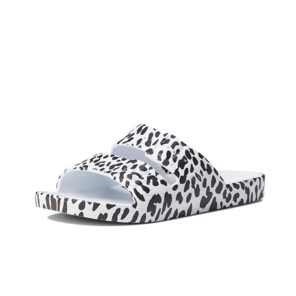 商品名: Freedom Moses 2バンドスライド, しし座 ホワイト, 5-6 Freedom Moses Women's Moses Two Band Slides Leo White Women's 5-6 Mブランド: Free...