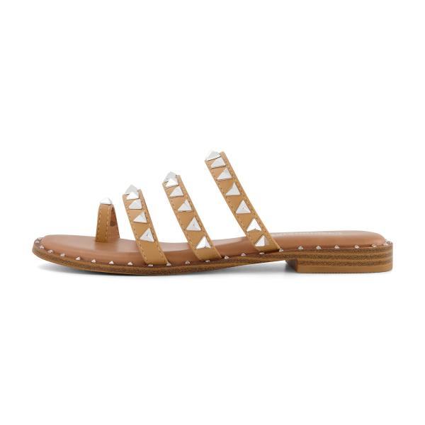 商品名: CUSHIONAIRE レディース タビサ スタッズトゥ ソングサンダル 低反発素材, タン, 9 CUSHIONAIRE Women's Tabitha Studded toe thong sandal with Memory ...