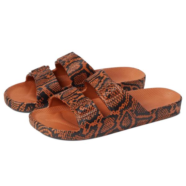 商品名:  Freedom Moses Women's Moses Two Band Slides Cobra Toffee Women's 6-7 Mブランド: Freedom Moses高さ: 24.892cm横幅: 21.9964cm...