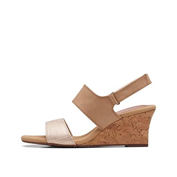 商品名: Clarks レディース Kyarra Faye ウェッジサンダル, 暖かいベージュレザー。, 7 Wide Clarks Women's Kyarra Faye Wedge Sandal, Warm Beige Leather,...