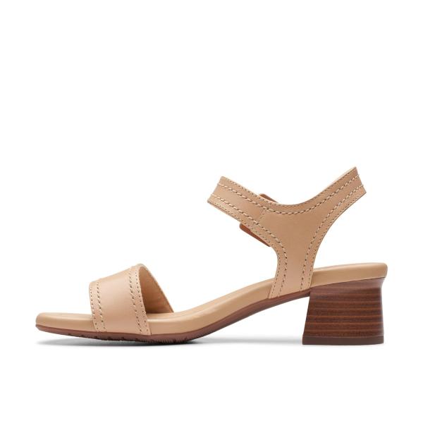 商品名: Clarks レディース Desirae Coast ヒールサンダル, ベージュレザー, 9 Clarks Women's Desirae Coast Heeled Sandal, Beige Leather, 9ブランド: Cl...