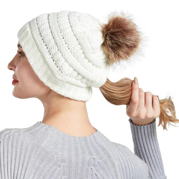 商品名:  Womens Criss Cross Messy Bun Ponytail Beanie with Faux Fuzzy Fur Pom Warm Winter Knit Hat Ski Skull Cap Whiteブランド:...