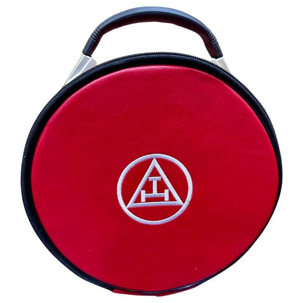 商品名: Masonic Regalia ロイヤルアーチ レッドクラウン キャップケース Masonic Regalia Royal Arch Red Crown Cap Caseブランド: JEVVY CRAFTS商品サイズ: Mediu...