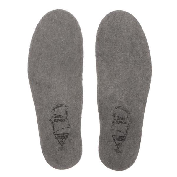 成長期の子供の足にかかる負担を、衝撃吸収素材「ソルボ」と、３つのアーチサポート機能で軽減します。土ふまずのアーチをしっかり守り、かかとにかかる衝撃を分散するとともに、足指をしっかり使うことでスムーズな体重移動が行え、正しい歩行をサポートしま...