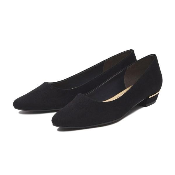 全ての素材が日本製です。本体の素材は日本製の人工皮革スエードを採用しています。ウラ材はバイオライナーという機能素材を採用しています。抗菌、制菌効果のあるソフトな素材です。ポイテンッドトゥですが、木型は幅広に設計されており、幅広の方にも対応出...