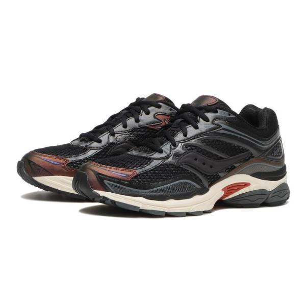 2010年の発売当時の面影はそのままに機能的で実用的なアウトドアを考慮し、通気性の高いメッシュとシンセティックのディテールを加えている。また、カラーリングもメタリックを採用し近未来感を演出。リサイクルのライニングとフットベッドがサステナビリ...