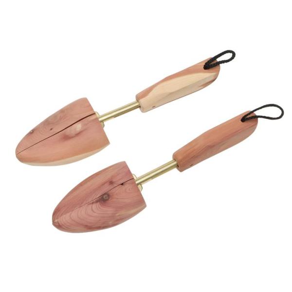 特長本品は北米産の高品質なレッドシダーを使用した木製シューキーパーです。靴の型崩れを防ぐとともに、美しいフォルムを保ちます。本品は除湿・方向効果を最大限に活かすため、ニスを塗らない無塗装仕上げにしています。1日履いた靴の湿気を除湿すると同時...