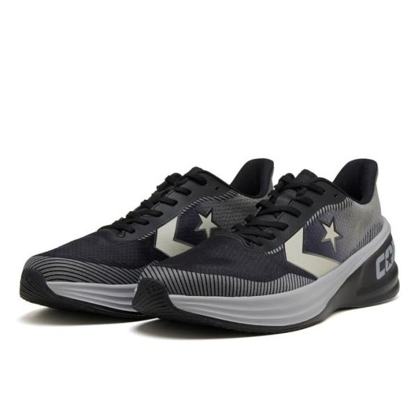 コンバースのランニングレーベル「CONVERSE RUNNING」。ランニングを楽しむパフォーマンスモデル。ガイディングカーボンプレートにより走行時のブレを抑え、足首が安定することで正しいフォームをサポート。つま先から踵に向かってカーブする...
