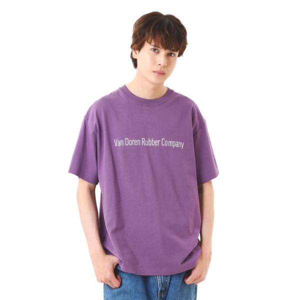 VANSは1966年に「The Van Doren Rubber Company」として創業。当時の会社名を刺しゅうで施したショートスリーブTシャツ。素材＝綿100%M＝着丈：71cm／身幅：54cm／肩幅：49cm／袖丈：20cmL＝着丈...