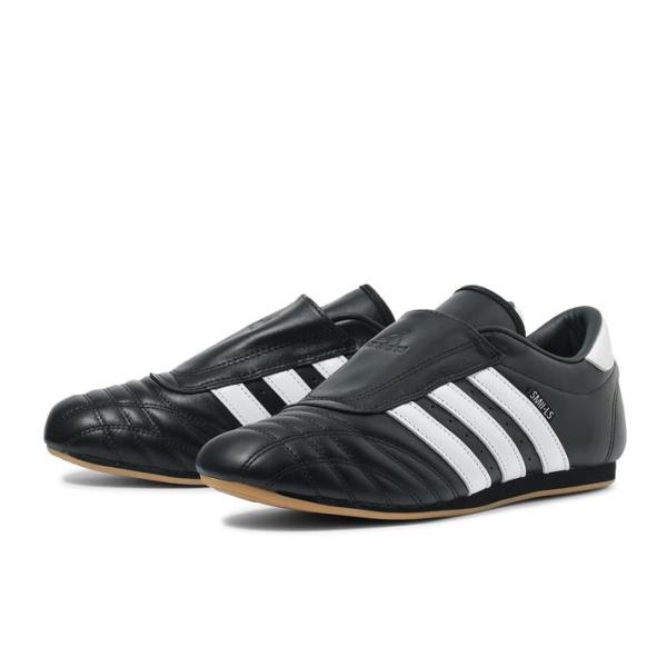 adidas Taekwondoは、武道の歴史に深くルーツを持つミニマルでスリッポン型のデザインで2000年代初頭を彷彿とさせる。柔らかなレザーを使用したこのシューズは、流れるような履き心地で足を包み込み、超薄型のラバーアウトソールが柔軟な...