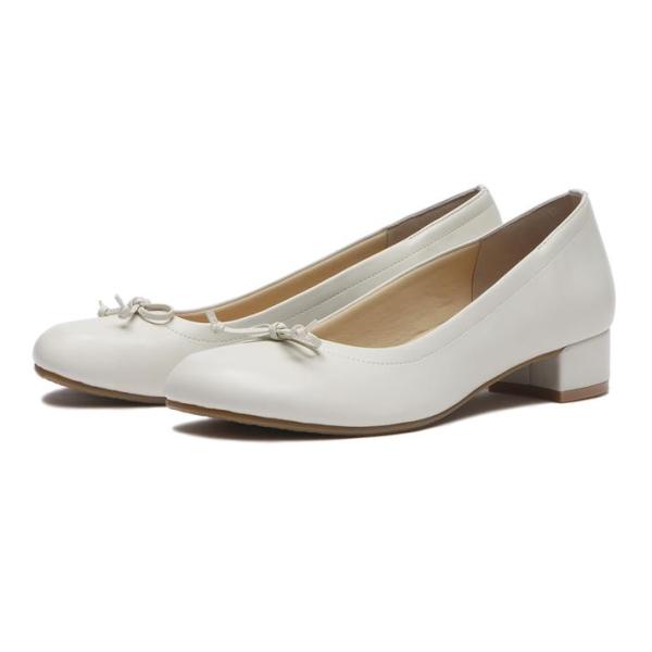 つま先の形にこだわったバレエシューズ。履き口にステッチが入ることにより、一味違ったバレエシューズになりました。安定感のある3cmのヒールが足元を綺麗に演出します。中敷スポンジが足の衝撃を軽減し長時間履いても疲れにくい。【サイズ目安】個人差が...