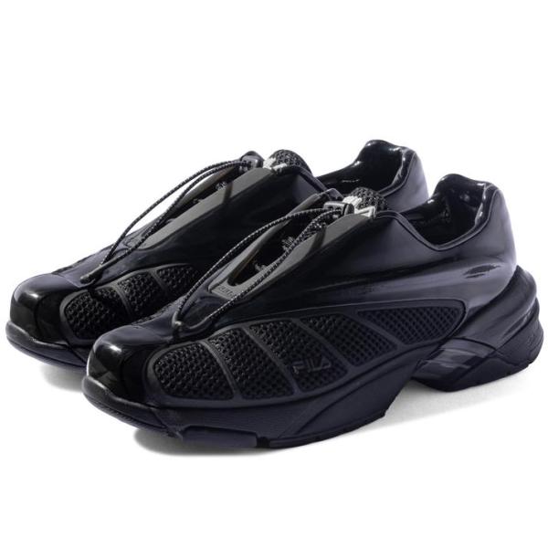 2002年、当時契約していたフェラーリ F1チームのピットクルー用として開発されたシューズ、F1のボディーからインスピレーションを得た。と言われる立体モールドのアッパーデザインが唯一無二の存在感を産む【サイズ目安】(個人差がございますので、...