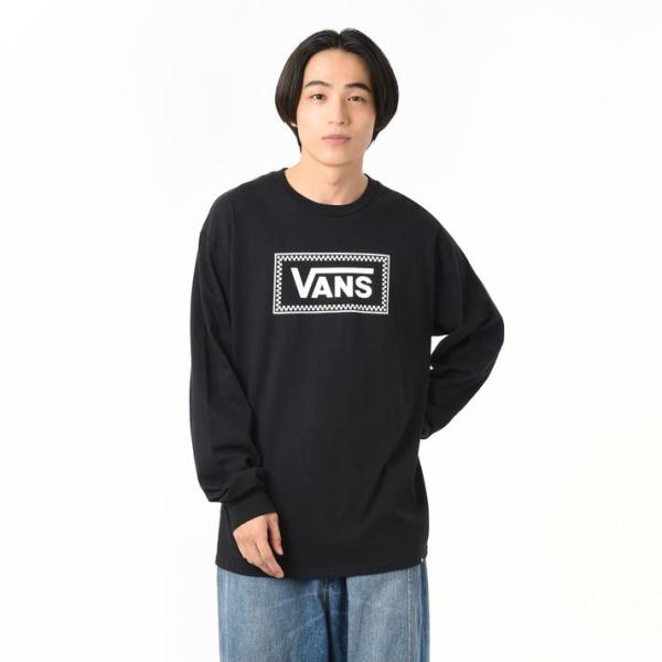 VANSのBOX LOGOの縁を定番のCHECKER柄であしらったLSTEE。通常のシルクプリント後に透明のクリアジェルプリントを重ねて手捺染する事で、シンプルなロゴデザインに光沢みを増したよりアメリカンラバー風な加工デザインに仕上げている...