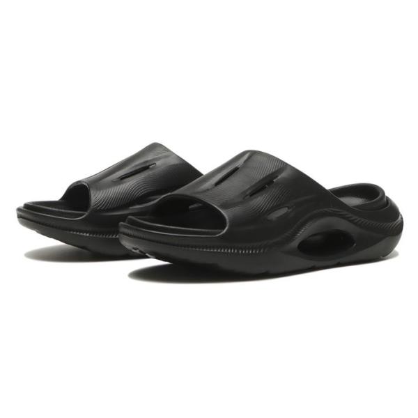 軽量でクッション性に優れるEVAサンダル。サンダルの中央に配置された球体のデザインがクッションを向上させるだけでなくデザインのアクセントに。普段履きからファッション履きまで幅広く活躍する1足。素材=ポリウレタン