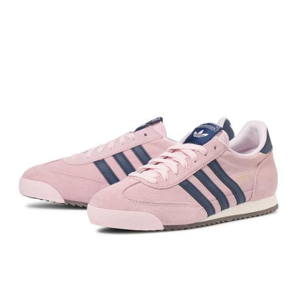 70年代のアーカイブデザインから着想を得たこの薄型スニーカーは、adidasのアイコニックなスタイルとモダンで快適な履き心地を併せ持つ。レザーとシンセティックのアッパーが高級感を演出し、テキスタイルのライニングが足を一日中爽やかに保つ。ラバ...