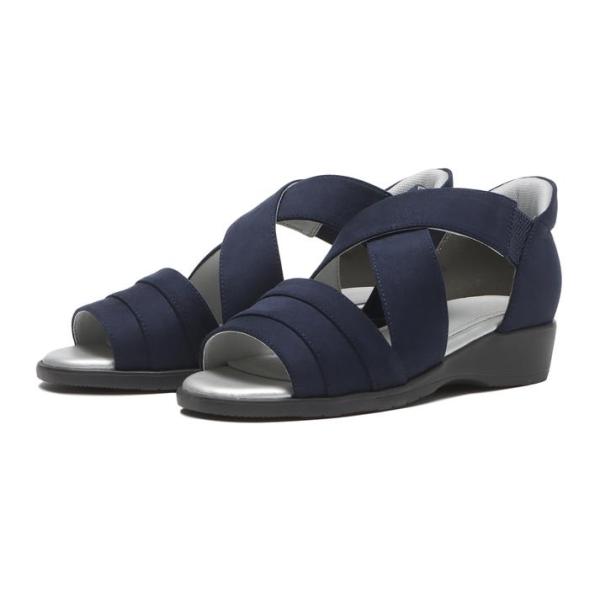 デイリーシーンにピッタリのシンプルで使い勝手の良いクロスデザインのサンダルです。履き口の両サイドに伸縮するゴムを搭載しているので毎回の脱ぎ履きがスムーズです。まるでスリッポンのような脱ぎ履きのしやすさが特徴です。片足約180g（Mサイズ）と...