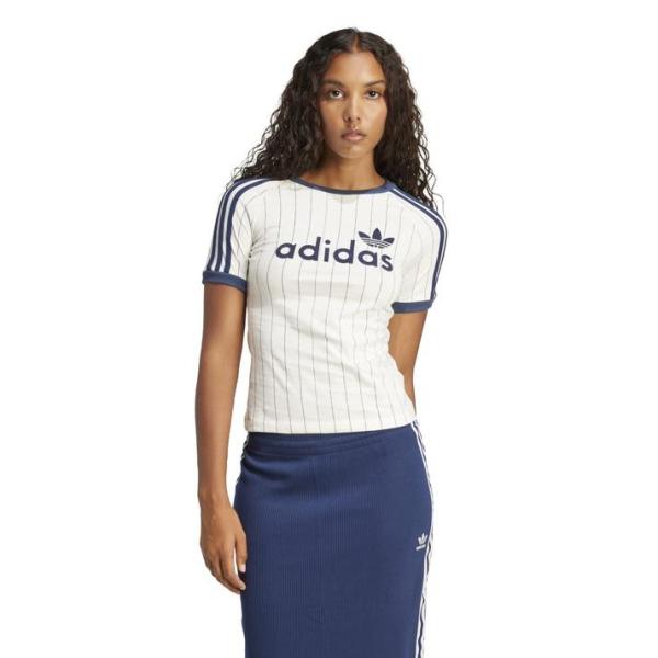 このアディダスTシャツは、カジュアルなスタイリングに幅広く活躍する。ソフトな肌触りのコットンジャージー素材を使用した、スリムフィットのシルエット。ピンストライプにコントラストカラーのパイピング、スリーストライプスのデザインが、レトロな雰囲気...