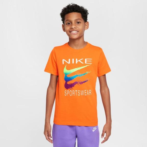HM5853-819《商品説明》自然に遊びたくなる柔らかいコットンTシャツ。ゆったりとしたフィット感で、一日中動き回れるスタイリッシュなデザインです。NIKE(ボーイズとジュニアのユニセックス)目安素材=コットン（=綿）・本体:綿 100%...