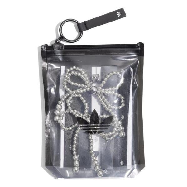 新たにパール調のリボンチャームを追加した、シューレースアクセサリー第二弾が登場。どんなスニーカーにも合わせられ、足元のスタイルを一段とレベルアップする光沢のあるサテン素材にアイコニックなトレフォイルが散りばめられたフェミニンでユニークなレー...