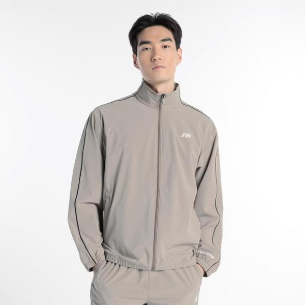 ストレッチウーブン素材のジャケットです。日本人の体系に合うよう少しゆったりとしたリラックスシルエットに、ハンドポケットやフロントのジップにはNBロゴスライダー、先端をディップしたドローコードなど、ディティールまでこだわった一着。高いストレッ...