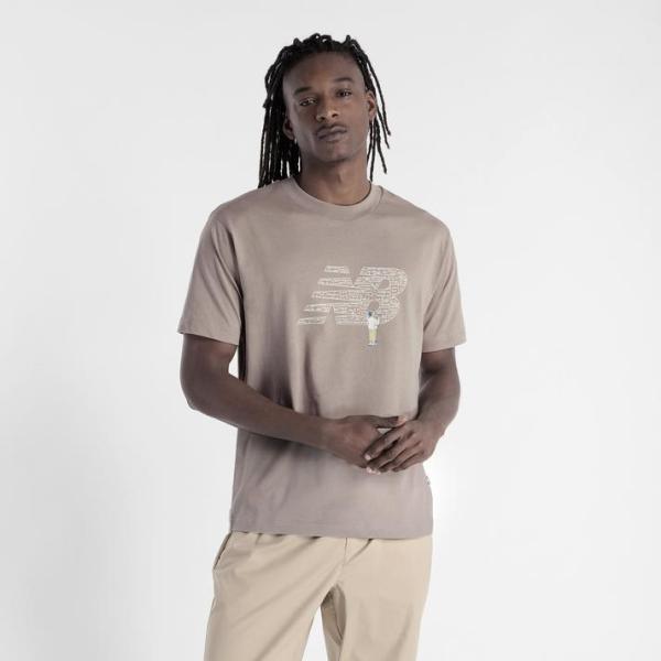 フライングNＢロゴグラフィックコレクション。NBロゴの中を黒板に書かれた数式をモチーフにデザインしたTシャツです。肌ざわりの良い160gコットンジャージーを使用し、リラックスドフィットで仕上げました。汎用性のあるタイムレスなシルエットで、タ...