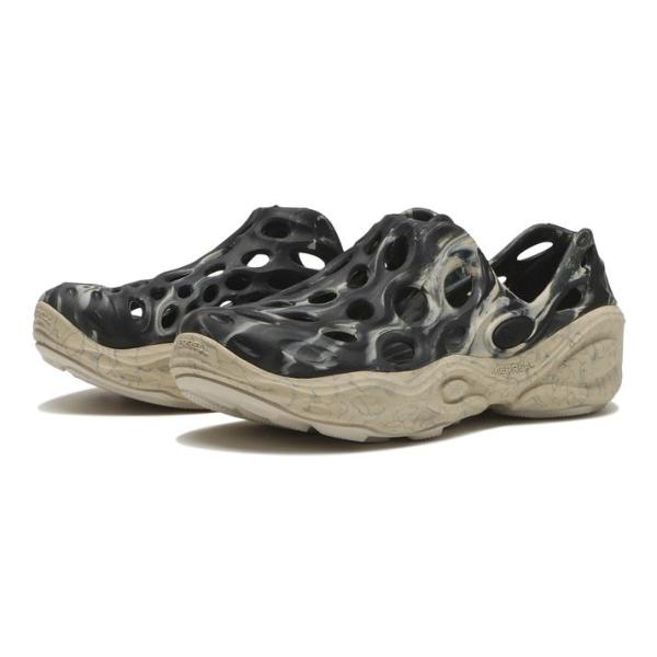 遊び心に溢れながらも機能性を重視したフォルムを用い、多様な環境に対応する象徴的なシューズデザインを体現してきたMERRELL。その中でも、流れる水の描く線に着想を得た特徴的なデザインが世界中で大きな話題となり、フォーム系サンダルトレンドのパ...