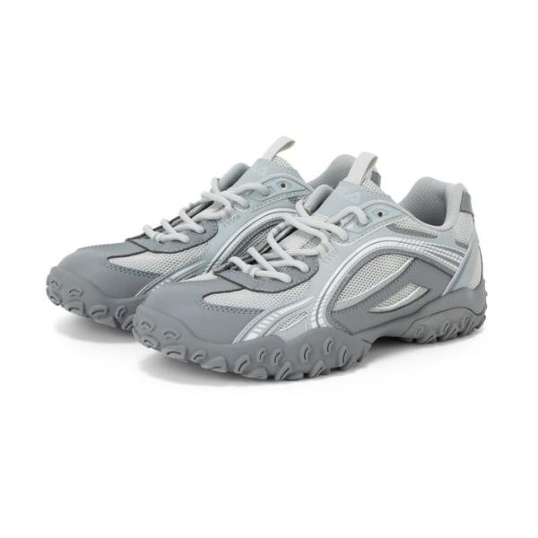 1995年に発表されたアウトドアシューズをベースに、現代風にアレンジしたデザインです。低標高で使用する想定で造られた、1995年発表のアウトドアシューズ“Terrain Crusher”をサンプリングし、通気性の高いメッシュアッパーを組み合...