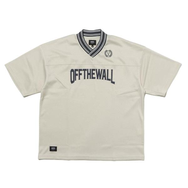 スポーツユニフォームをイメージしたカレッジ調のロゴ使いのフットボールシャツ。通気性が良く程よい厚みのメッシュジャージ素材を採用。高温多湿な夏場の気候にちょうど良く快適に着用できます。デザインにマッチするゆったりとしたシルエットを採用し、1枚...