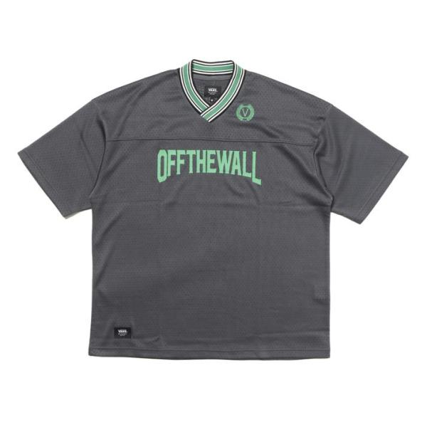 スポーツユニフォームをイメージしたカレッジ調のロゴ使いのフットボールシャツ。通気性が良く程よい厚みのメッシュジャージ素材を採用。高温多湿な夏場の気候にちょうど良く快適に着用できます。デザインにマッチするゆったりとしたシルエットを採用し、1枚...