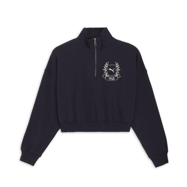 コットンの裏毛素材を使用したハーフジップトップ。オーバーサイズのショート丈が今のスタイルにぴったりのシルエット。左胸にはFOOTBALLの雰囲気を演出するriginal emblem LOGO patchを使用。PUMA レディース(アジア...