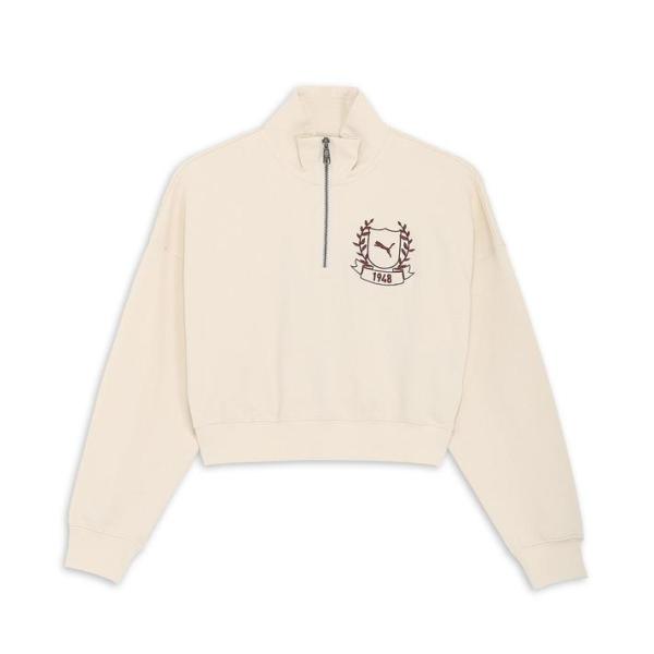 コットンの裏毛素材を使用したハーフジップトップ。オーバーサイズのショート丈が今のスタイルにぴったりのシルエット。左胸にはFOOTBALLの雰囲気を演出するriginal emblem LOGO patchを使用。PUMA レディース(アジア...