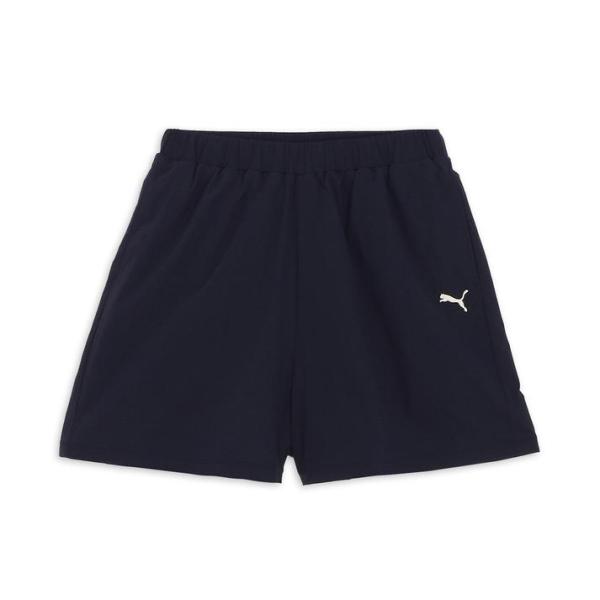 ハリコシのあるウーブン素材を使用したショートパンツ。ウエストはゴムでスピンドルでサイズ調整できるイージースタイル。サイド/バックにポケット搭載。膝上丈でSPORTYさの表現や外しのアイテムとしても使用できるシンプルなアイテム。PUMA レデ...