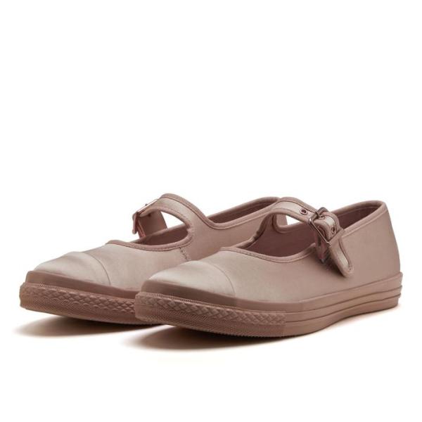 ABC-MART限定。オールスターのパターン、素材アレンジモデル。トレンドのメリージェーンパターンを採用。アッパーには光沢感があるサテン素材を採用。薄底仕様のフェミニンなアイテム。バレエシューズのような雰囲気で、かわいらしさと上品さを兼ね備...