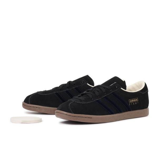 アーカイブからインスピレーションを得たクラシックスニーカー。アスファルトを闊歩するためにデザインされた、上質なスエードを用いた、ロープロファイルスニーカー。薄底ながら、EVAアウトソールが弾力性のあるクッション性を発揮。Stadtとはドイツ...