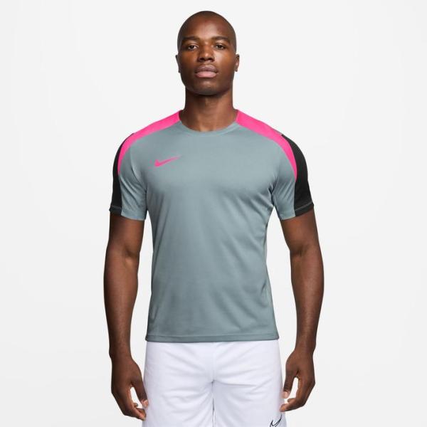 FN2400-395《商品説明》最高の自分になれるNike Strikeコレクション。フィールド上ですばやく汗を逃がす、一流サッカー選手にもサッカー界の新星にも適したアパレルです。スリムフィットで通気性と伸縮性が高く、涼しい着心地が持続しま...